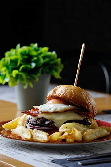 감자 튀김과 버거 감자튀김 계란 계란 후라이 레스토랑 레스토랑 요리 맛있는 머스타드 먹음직스러운 미국 요리 미식가 햄버거 바삭바삭한 버거 패티 베이컨