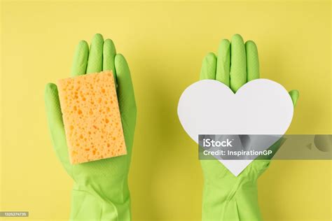 카피 스페이스와 고립 된 노란색 배경에 녹색 고무 장갑에 손에 흰색 종이 심장과 노란색 스폰지의 상단 보기 사진 가사 집안일에 대한 스톡 사진 및 기타 이미지 Istock