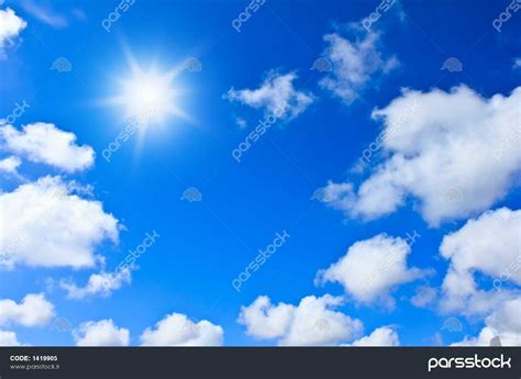 پس زمینه زیبا آبی آسمان با ابر سفید 1419905