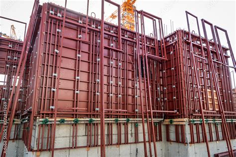 안전을 위해 공사중인 건설 공사 현장 스톡 사진 Adobe Stock