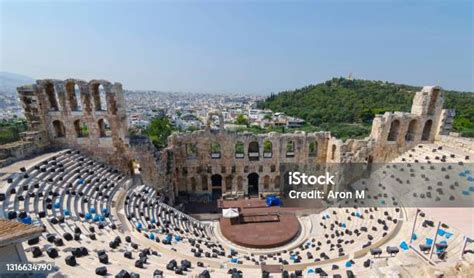 아크로폴리스 유적지 아래 헤로데스 아티커스 로마 극장의 고대 오데온 여름 화창한 날에 그리스 아테네의 도시를 조망할 수 있습니다 0명에 대한 스톡 사진 및 기타 이미지