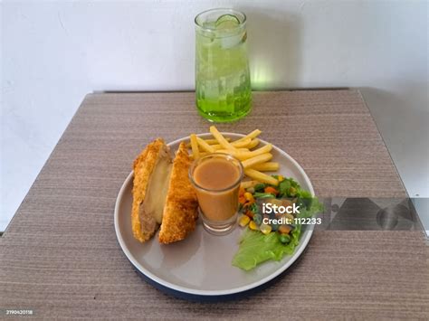 바삭한 치킨 필레 고기 감자 튀김 및 믹스 야채를 곁들인 바삭한 치킨 모짜 버섯 제공 에스 쿠우트 발리 또는 발리 쿠우트 아이스 음식과 음료 메뉴 0명에 대한 스톡 사진 및
