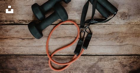 갈색 나무 표면에 주황색과 검은 색 Usb 케이블 사진 Unsplash의 무료 웰빙 이미지