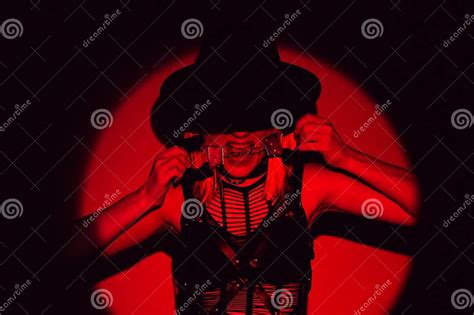 Chica Sexy En Ropa Interior Y Sombrero Sostiene Las Esposas En Los