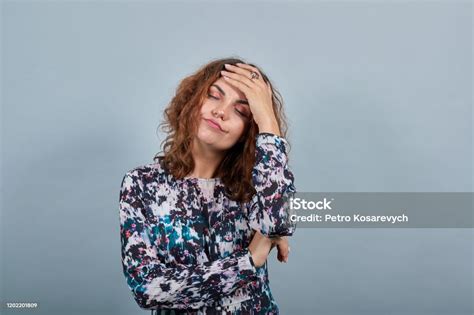 두통 좋은 반지를 가지고 머리에 손을 유지 질병 젊은 여성 갈색 머리에 대한 스톡 사진 및 기타 이미지 갈색 머리 개념 기술 Istock