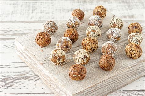 오트밀 치아 씨 코코넛 플레이크 코코아 말린 과일 및 아몬드와 비건 건강 에너지 공 흰색 나무 책상에 요리사 에너지 물린 없습니다 가루 설탕에 대한 스톡 사진 및 기타