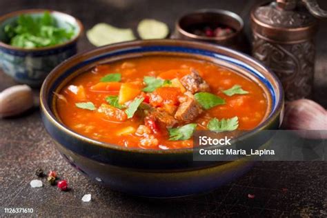 고기 곡물 야채와 두꺼운 토마토 수프 전통적인 동양 요리 매운 쇠고기 또는 양고기 쌀과 향료와 스튜 어두운 배경에서 음식 두꺼운에 대한 스톡 사진 및 기타 이미지 Istock