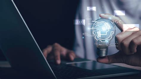 인공 지능은 대화로 아이디어를 생각합니다 기술을 사용하는 남자 스마트 Ai 로봇은 생성 미래형 디지털 변환 가상 비서를 위한 기어 아이콘이 있는 전구를 지원합니다 가상현실에