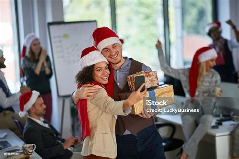 산타 모자의 비즈니스 친구는 크리스마스에 셀카 사진 촬영 축하를 합니다 Workers Party에 대한 스톡 사진 및 기타 이미지 Workers Party 공휴일