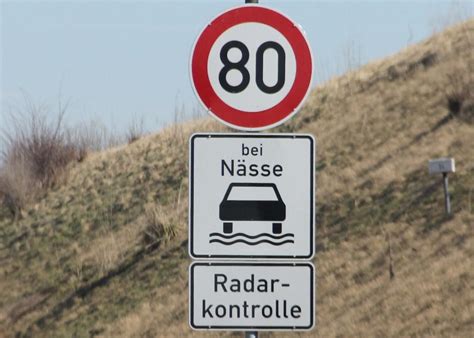 Wann Gilt „bei Nässe Bei Nässe Definition Verkehrszeichen Und