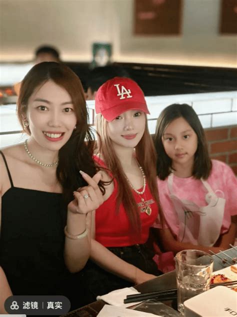 李小璐穿红色背心仿若少女 与甜馨母女同框似姐妹 搜狐大视野 搜狐新闻