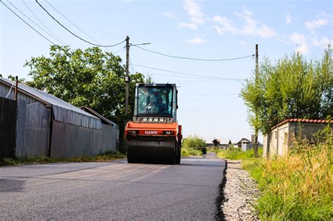 노동자와 아스팔트 기계 부쿠레슈티 루마니아 2022에서 새로운 도로의 건설 아스팔트 0명에 대한 스톡 사진 및 기타 이미지 0명 거리 건설 기계류 Istock