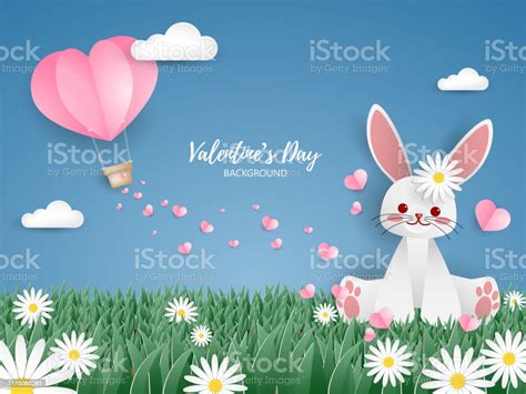 정원에서 흰색 꽃과 잔디에 흰색 구름과 귀여운 토끼와 하늘에 뜨거운 공기 풍선에서 떨어지는 종이 마음의 발렌타인 데이 배경 디지털 공예 디자인 벡터 그림입니다 개념에 대한