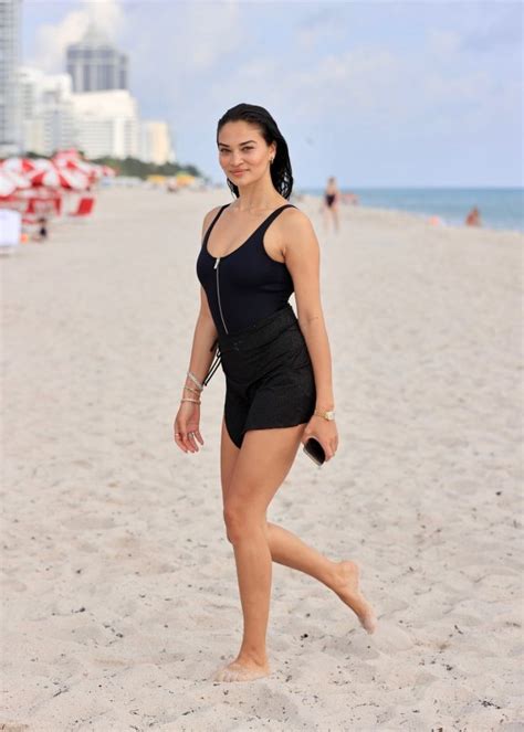 Shanina Shaik Barefoot Bts 11 Photos The Fappening