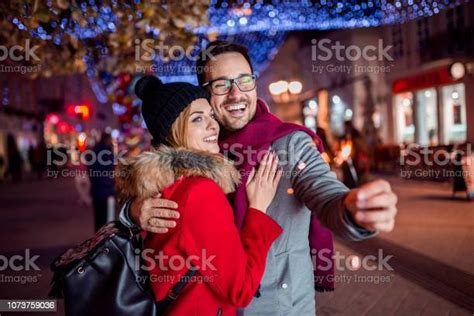 귀여운 커플 새로운 년 이브에 함께 시간을 보내는 즐길 수 있습니다 2명에 대한 스톡 사진 및 기타 이미지 2명 남자 도시 Istock