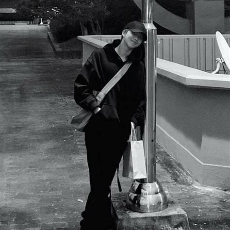 저도 살짝 말투가 석연찮아 긴가민가 했어요 잔돈 없으니 현금 챙겨 오라 하고 뭐지 하면서 일단 챙겨 나갔더니 엄마보다 훨씬 나이 많아 보이는 분이시더라구요 새