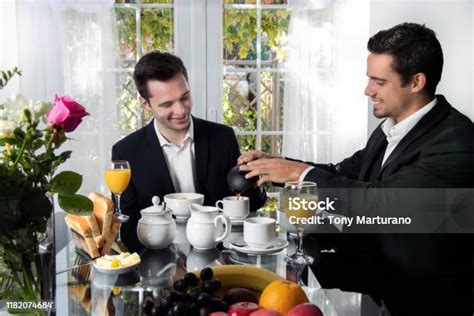 친구 또는 게이 커플 앉아 에 테이블 에 앞 의 안뜰 문 식사 아침 식사 와 미소 2명에 대한 스톡 사진 및 기타 이미지 2