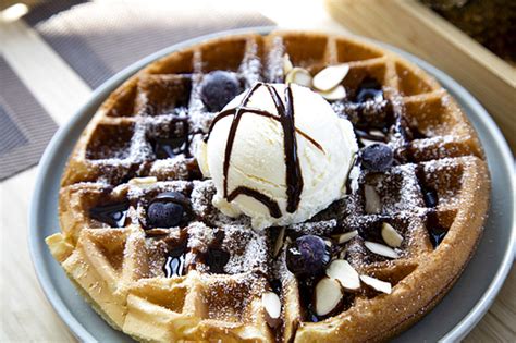 접시에 담겨있는 아이스크림 와플 유토이미지 상세페이지 베이직샵 사진 21384850