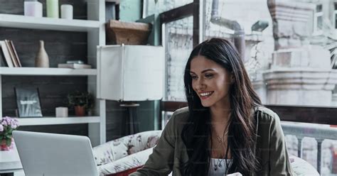 연필을 들고 식당에 앉아 노트북을 사용하는 아름다운 젊은 여자 사진 Unsplash의 사업 이미지