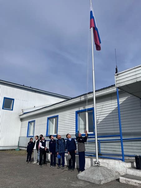 Традиционно утро понедельника в школе началось с церемонии поднятия флага и исполнения гимна