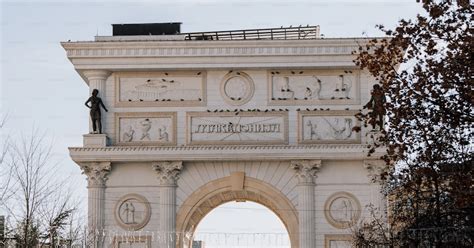 공원 한가운데에 있는 커다란 흰색 아치 사진 Unsplash의 스코페 이미지