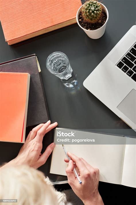 백색 확산도 서에 메모를 만드는 여자의 손의 닫습니다 선인장 그리고 물 잔입니다 젊은 여자 또는 학생 일 고 종이 노트북