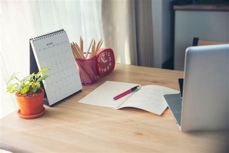 2022 캘린더 데스크 및 플래너 및 주최자가 매일 약속을 계획하고 미리 알림 회의 의제 이벤트 일정 시간표 및 작업 관리 집에서 온라인으로 작업 달력에 대한 스톡 사진 및