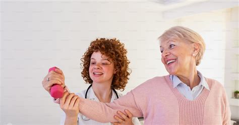요양원에서 뇌졸중 후 전문 물리 치료사와 함께 운동하는 노인 여성 건강으로 돌아오는 노인 노인 여성의 신체 재활을 돕는 물리 치료사 간호사 사진 Unsplash의