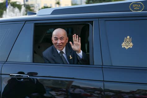 សម្តេចមហារដ្ឋសភាធិការធិបតី ឃួន សុដារី ដង្ហែព្រះមហាក្សត្រជីវិតលើត្បូង យាងពន្លត់ភ្លើងជ័យ