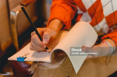 빈 메모장에 글을 쓰고 앉아 있는 인식할 수 없는 여자 복사 공간 개념에 대한 스톡 사진 및 기타 이미지 개념 계획 공란 Istock