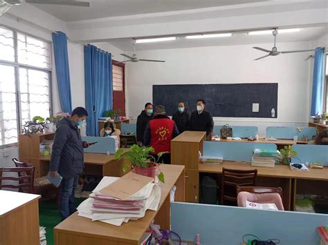 调研促发展 指导促前行教体局一行到潢川三中调研指导信息化工作