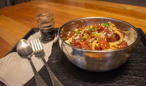 포크 숟가락 콩 소스와 함께 포크라는 전통 하와이 식사 쌀 그릇과 양파와 생선 다진 생선 아시아 요리 생 연어와 쌀 포케 음식에 대한 스톡 사진 및 기타 이미지 Istock