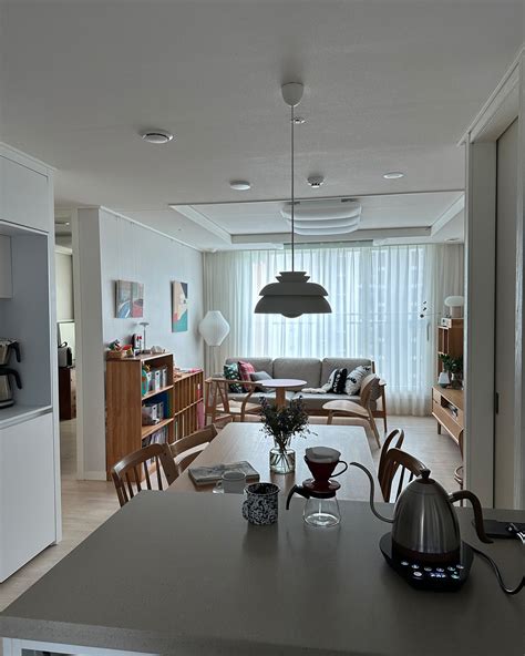 민트초코별ㅣ우드인테리어ㅣ홈카페 밖은 너무 뜨거워🌞 홈카페인테리어 Instagram