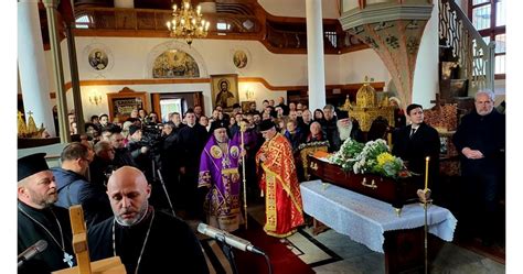 Стотици отдават последна почит на отец Александър Чъкърък в Одрин