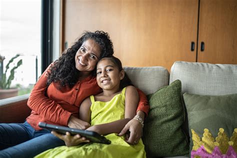 집 거실에서 디지털 태블릿을 사용하는 어머니와 딸의 초상화 10 11세에 대한 스톡 사진 및 기타 이미지 10 11세 2명 2세대 가족 Istock