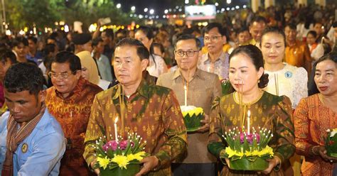 យប់ម្សិលមិញ ពិធីបណ្តែតប្រទីប សំពះព្រះខែ និងអកអំបុក នៅលើកោះសំពៅមាស ខេត្តពោធិ៍សាត់