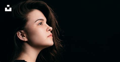 검은 셔츠를 입은 여자 사진 Unsplash의 무료 초상 이미지