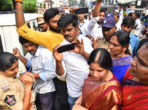 నిరసనల్లో కదం తొక్కిన రైతన్న వైఎస్సార్‌సీపీ నేతలను అడ్డుకున్న