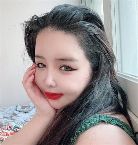 박봄 과감한 의상으로 여름 인사 여전한 미모 뽐내