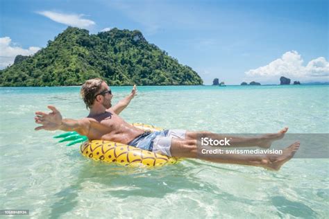 낙원에서 해변 휴가 즐기는 아름 다운 열 대 해변에서 풍선 파인애플 부동 즐거운 젊은 남자 남자 Outstretches 팔 행복과 활력을 파인애플에 대한 스톡 사진 및 기타