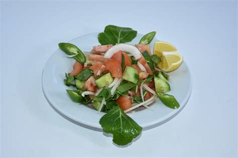 후추 토마토 오이 당근 붉은 양배추 아루 굴라 레몬 양파를 곁들인 샐러드가 흰색 접시에 담겨 있습니다 0명에 대한 스톡 사진 및 기타 이미지 Istock