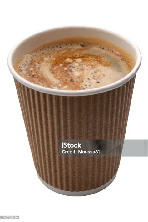 테이크 아웃 뜨거운 음료와 아침 자극제 개념과 재활용 가능한 갈색 테이크 아웃 종이 컵의 커피가 흰색 배경에 고립되어 클리핑 경로 컷 아웃이 있습니다 종이 커피잔에 대한