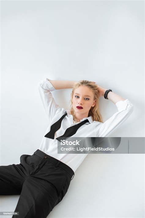 아름 다운 유행 금발 소녀 회색에 고립 된 공식적인 마모에서 포즈 금발 머리에 대한 스톡 사진 및 기타 이미지 금발 머리 백인종 사람들 Istock