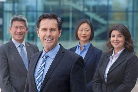 야외에 서 있는 비즈니스 팀 사람들은 성숙한 백인 사업가와 함께 카메라에 미소를 짓고 있습니다 35 39세에 대한 스톡 사진 및