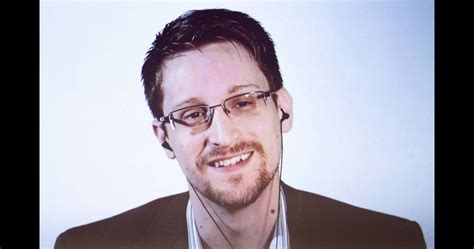 Эдвард Сноуден получил российский паспорт