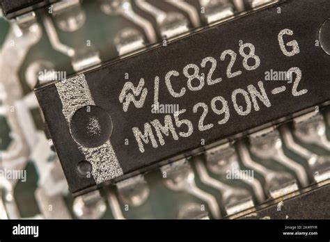Small National Semiconductor 16 Bit Dynamic RAM Integrated Circuit IC Microchip With Pinouts