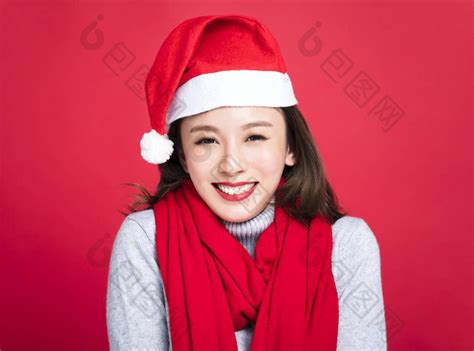 圣诞女郎穿着圣诞老人的帽子和微笑图片 包图网企业站