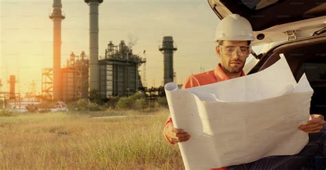 남성 백인 엔지니어 기술자 무전기와 노트북 작업 검사를 가진 안전 유니폼을 입은 산업 노동자 발전소 배경이 있는 자동차 사진 Unsplash의 공장 이미지