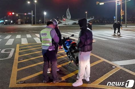 경찰 폭주족 단속 실시 뉴스1