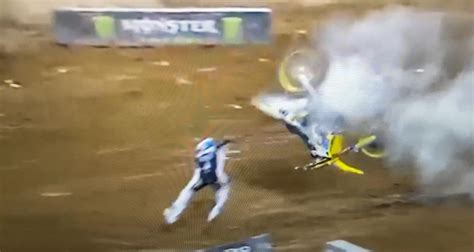 Video Ken Roczen Blows Rear Shock And Crashes Hard At Nashville Sx